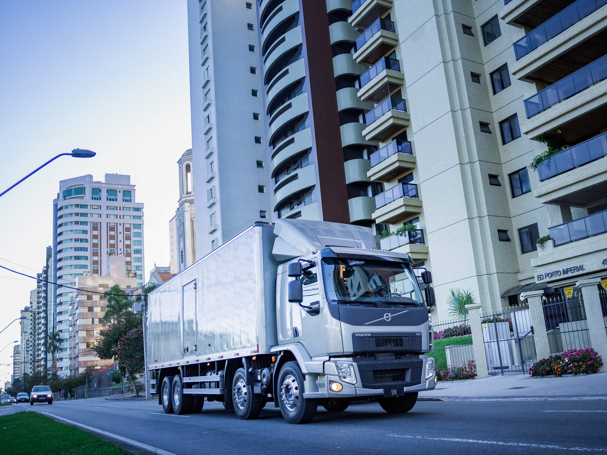 Conheça tudo sobre os caminhões bitruck e como escolher o ideal para o ...
